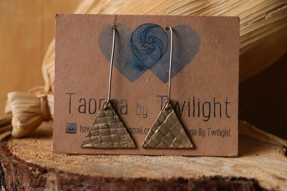 Niho Taniwha Earrings - Bronze – InnoNative